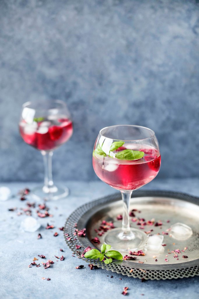 Cocktail de gin, xarope de rosas, framboesas e manjericão # Gin, rose ...